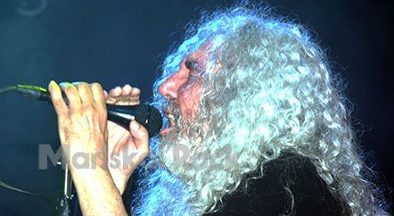 Yosi (Los Suaves) canta en la presentación de su libro "Canciones ...