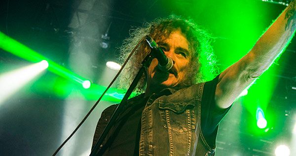 Bobby "Blitz" Ellsworth (Overkill) convive con un oso negro hibernando ...