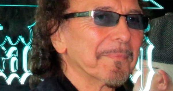 Tony Iommi, encantado con el precioso espejo de Black Sabbath ...