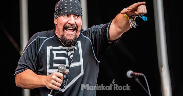Mike Muir (Suicidal Tendencies) se cae del escenario precisamente ...